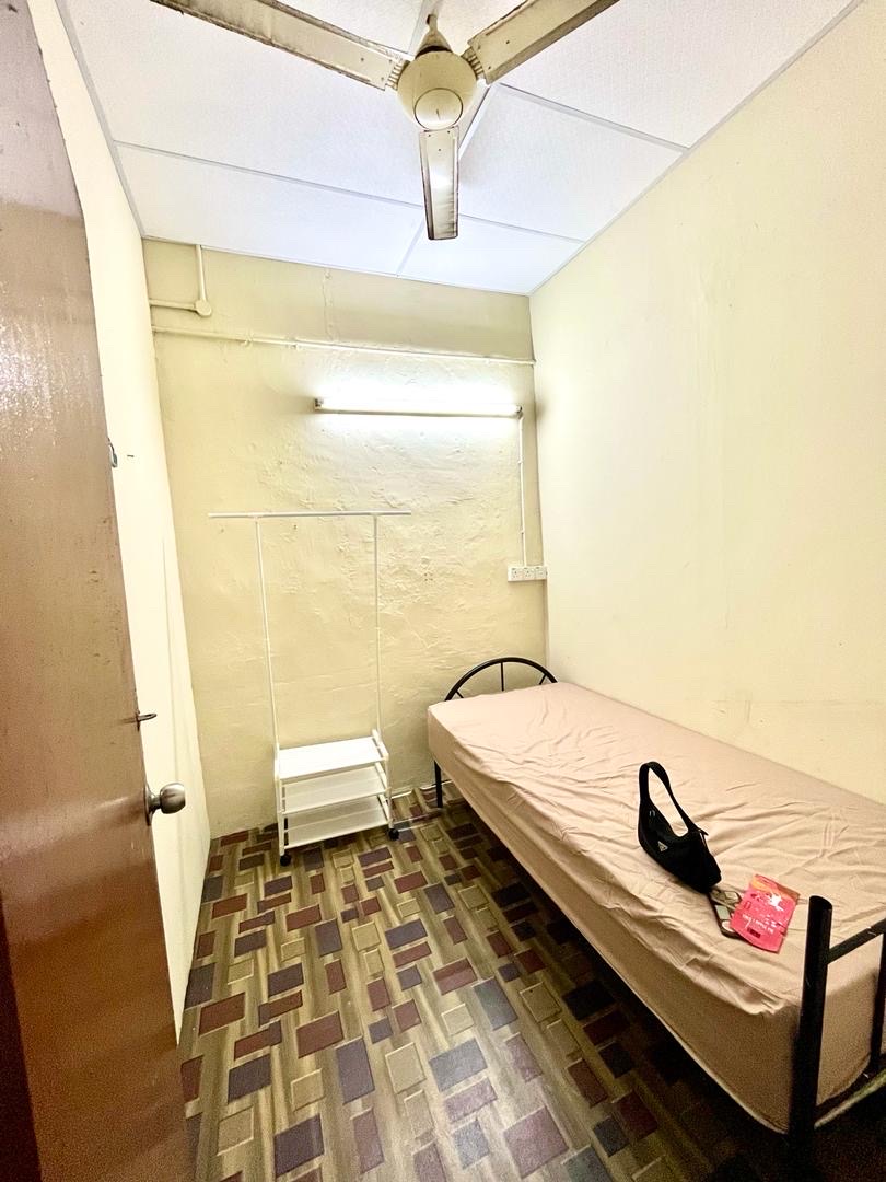Rent Single Room with Window Near CIQ Jalan Meldrum, JB with Zero ...