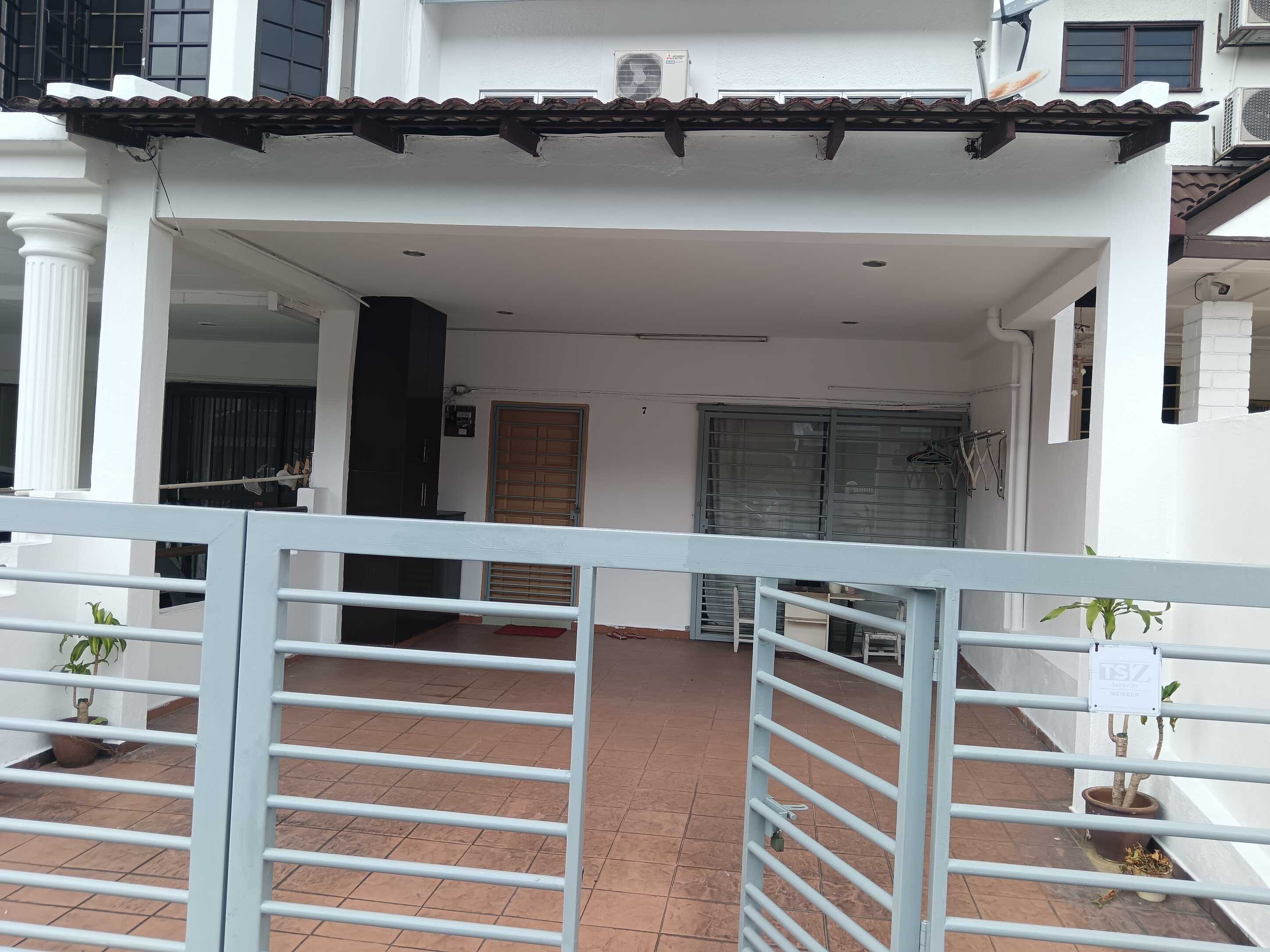 Rent double storey landed with Zero Deposit - 3 room Landed for rent in ...